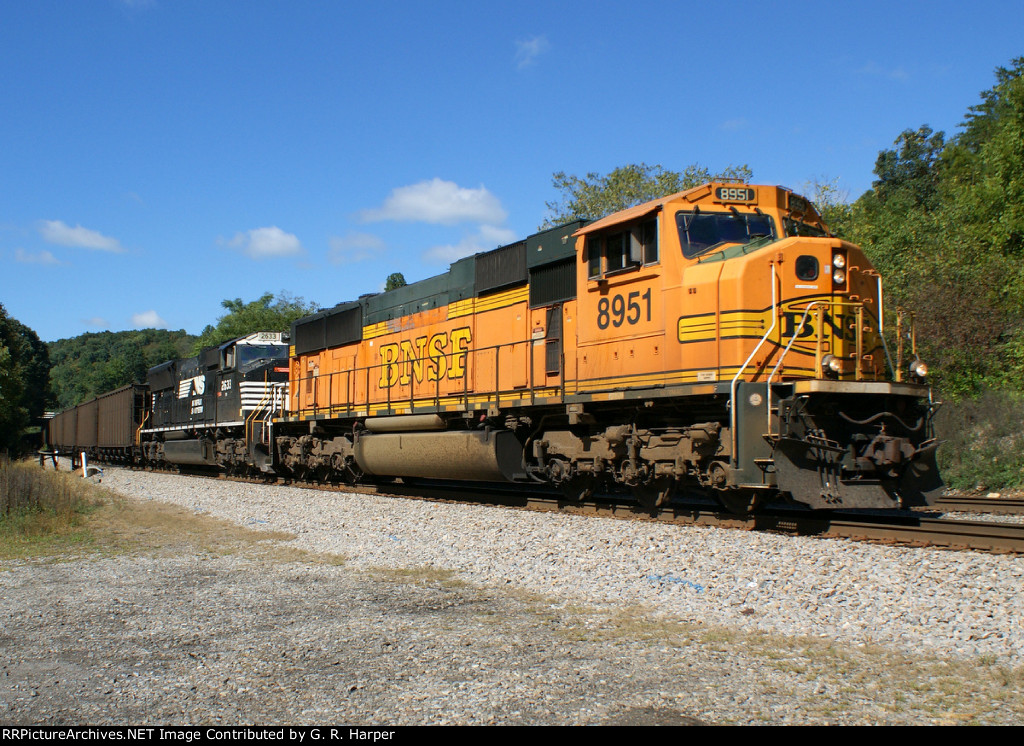 BNSF 8951 eastbound on 762 approaching Montgomery Tunnel